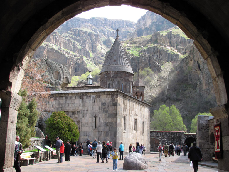 Paseando las maletas: Viaje a Armenia 2012 - Monasterio de Geghard