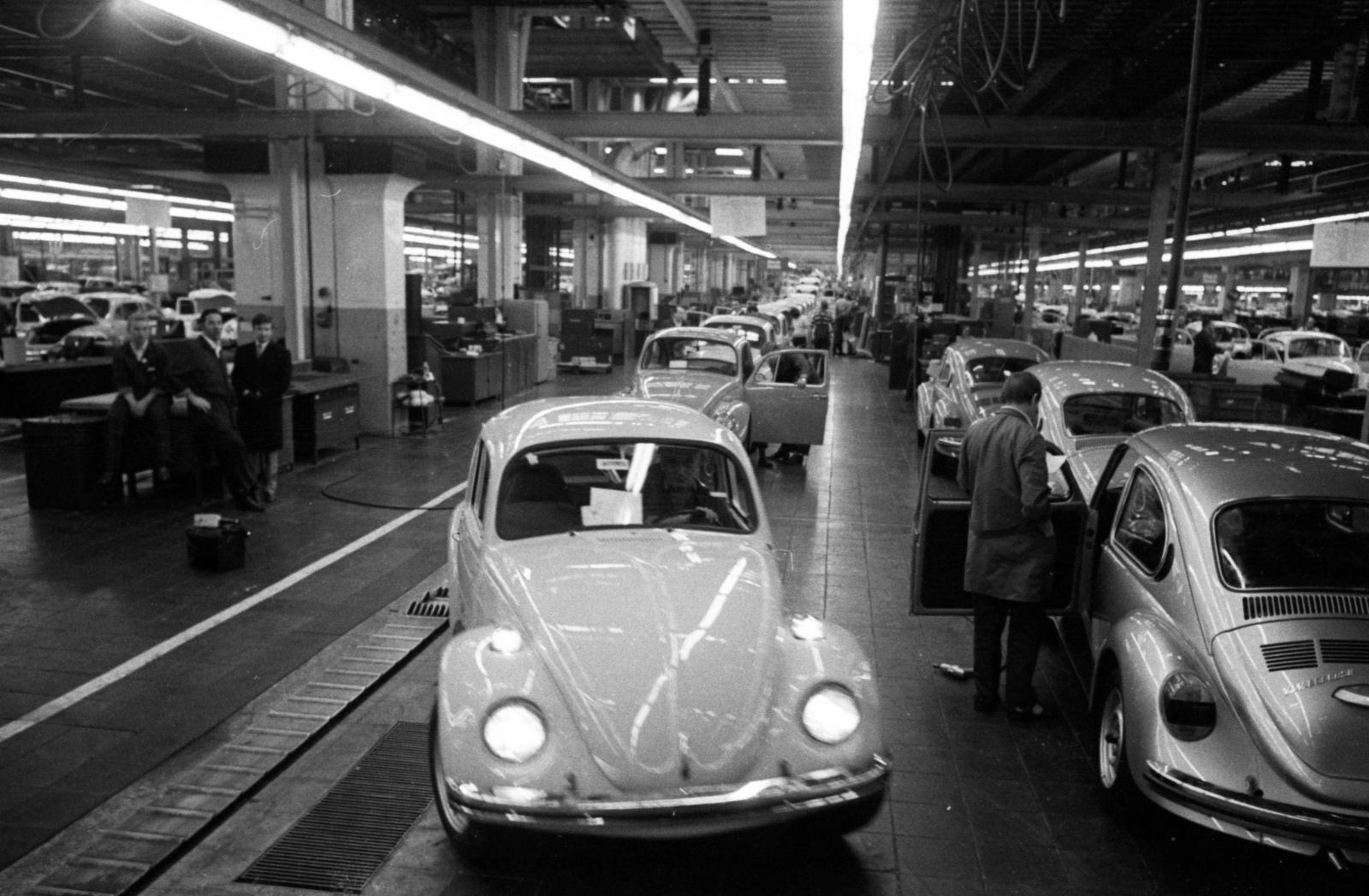 30 Vintage Photographs Capture Daily Life at the Volkswagen Factory in ...