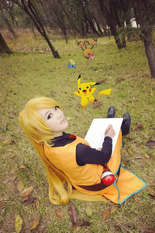 Pokemon Cosplay: Cute Pokemon Trainer Yellow Cosplayer