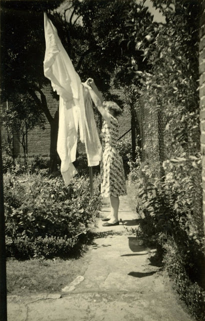 Laundry Day – 26 Interesting and Funny Candid Snapshots of People ...