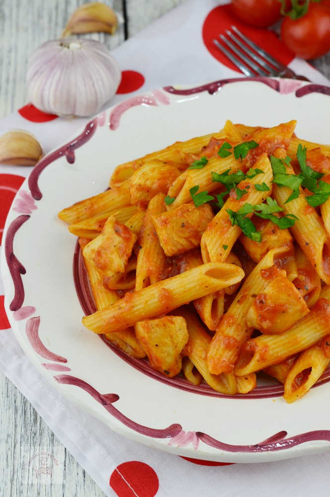 Paste cu pui si sos de rosii - CAIETUL CU RETETE