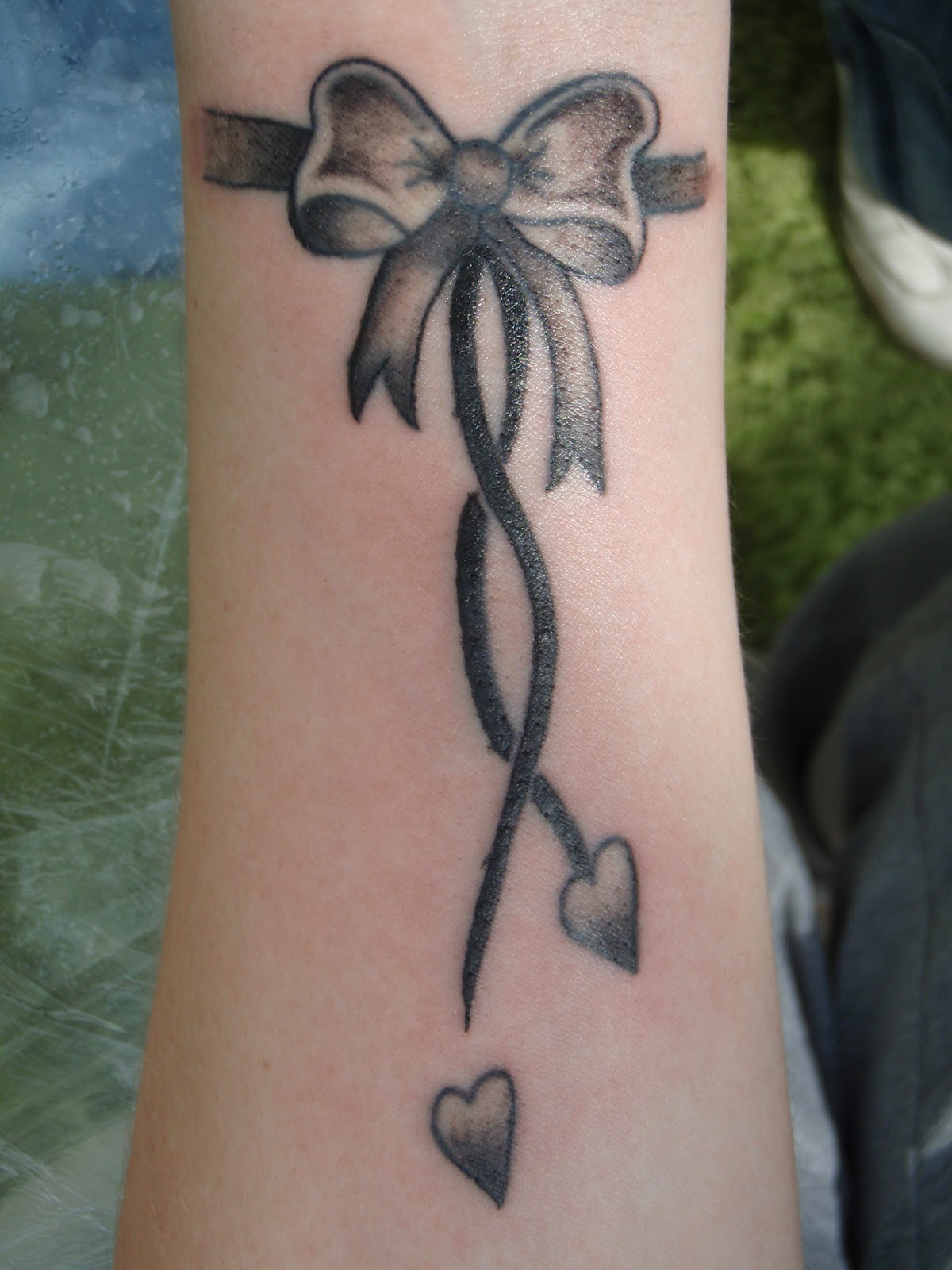 SkeRsTattoos: Redone old tattoo Bow with hearts