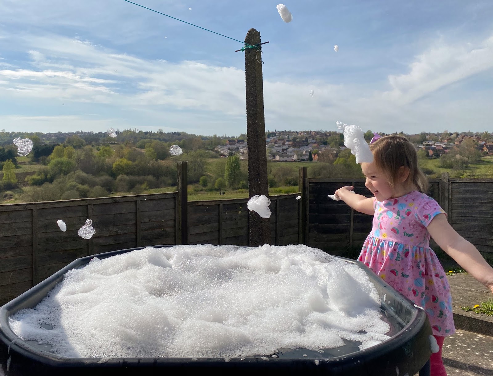 Uncoventional Kira: TUFF TRAY IDEAS | BUBBLE MACHINE