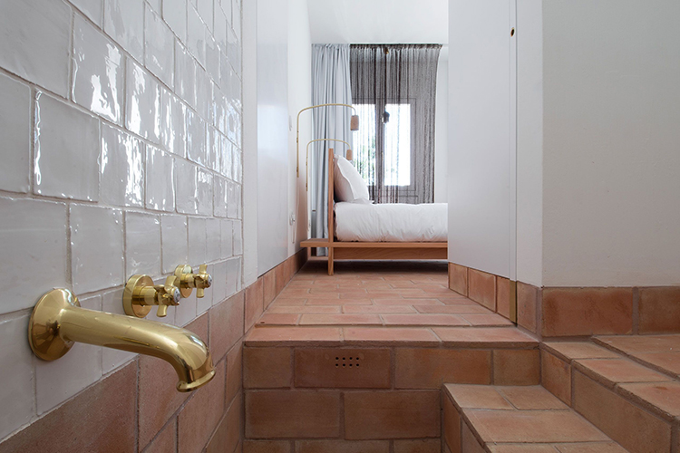 Impressive recessed bathtub with terra cotta tiles | My Paradissi ...