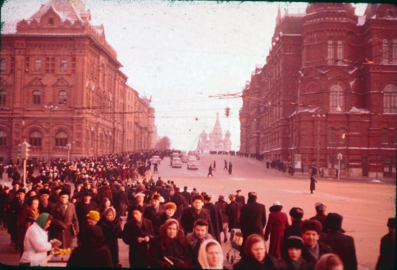 40 Fascinating Color Photos Capture Street Scenes of Moscow in the Mid ...