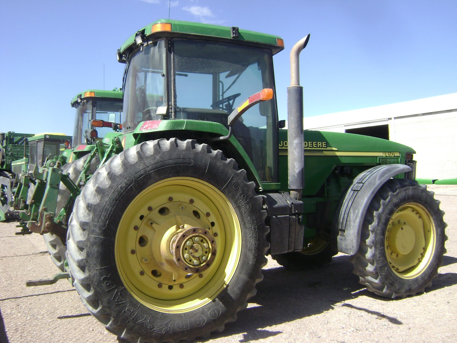 MAQUINARIA AGRICOLA INDUSTRIAL: Tractor John Deere 8410 DTDR