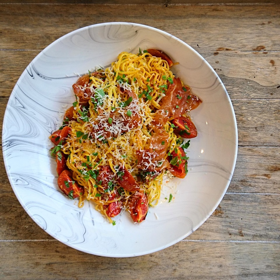 Spaghetti met prosciutto en tomaat