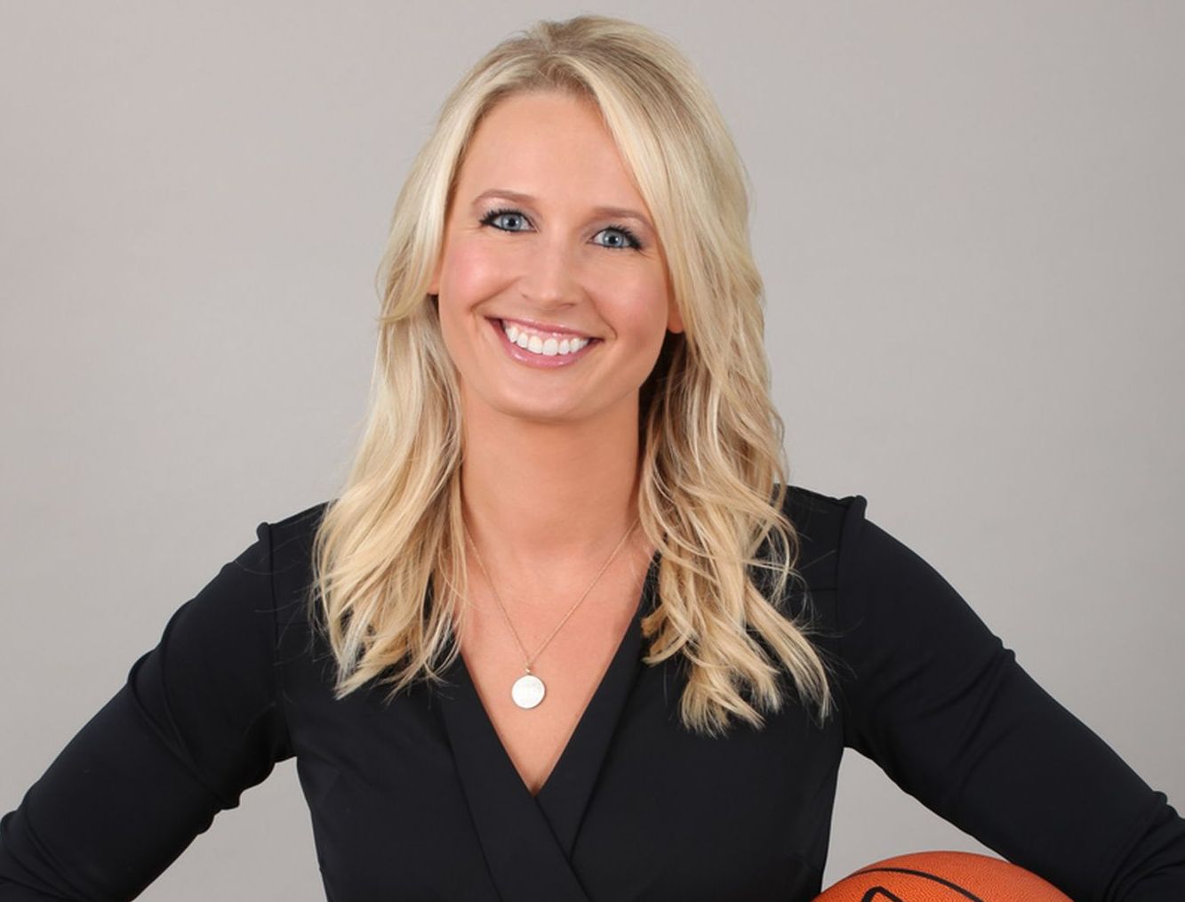 Is Sarah Kustok Married? Her Bio, Net Worth, Husband, Height, Mother ...