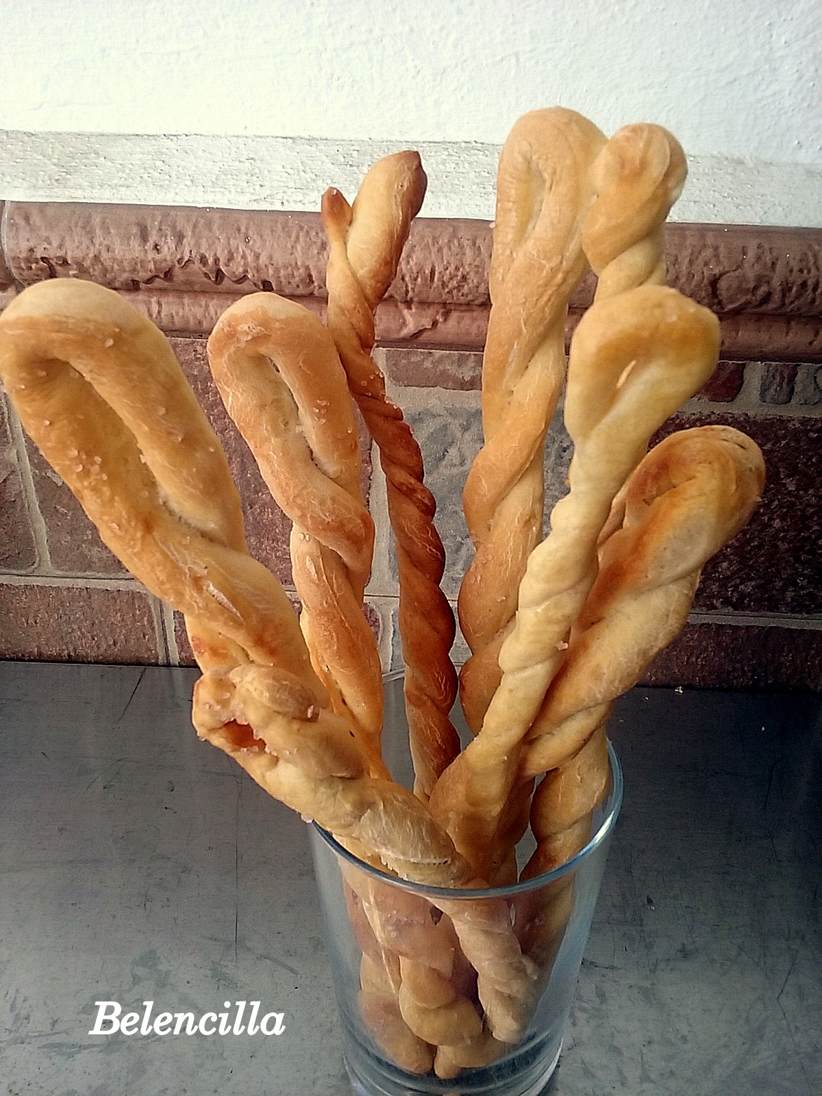 Bastones de pan con sal rosa al vino de Málaga