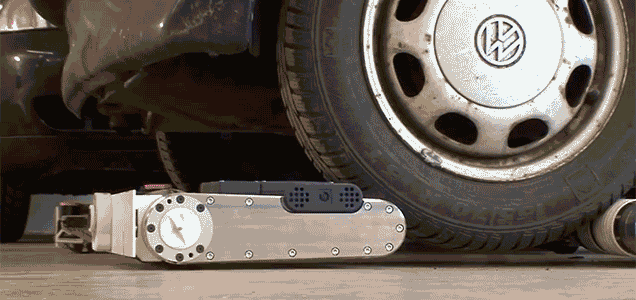 World Of Technology: Small Robots That Can Move A Car On Their Own (2 pics)