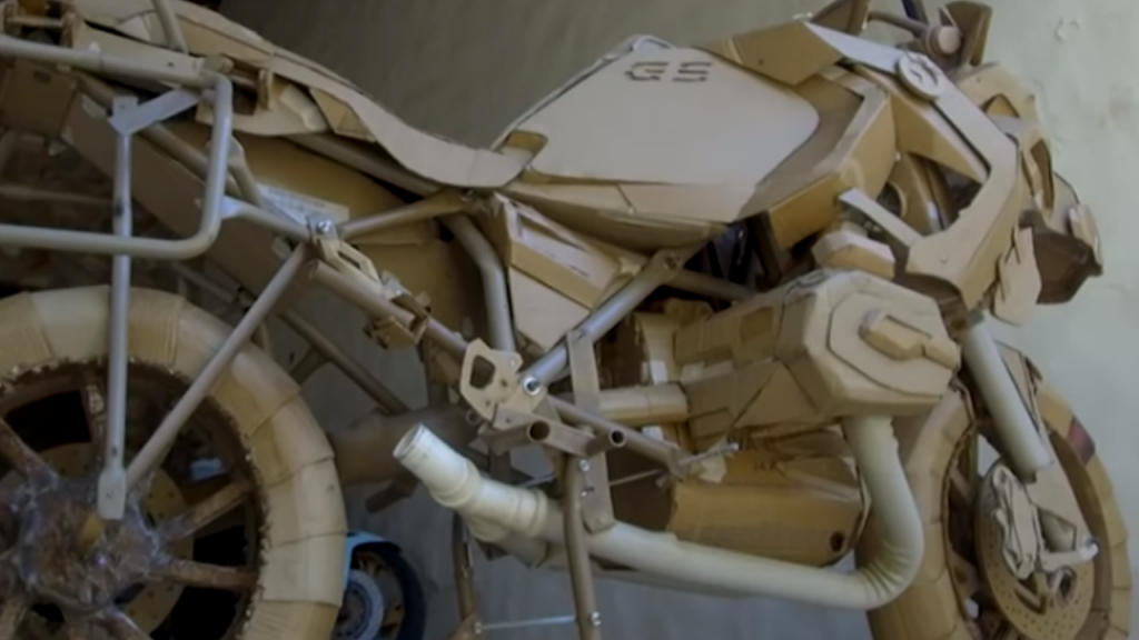 Joven brasileño se hizo viral al crear réplicas de motos con cartón