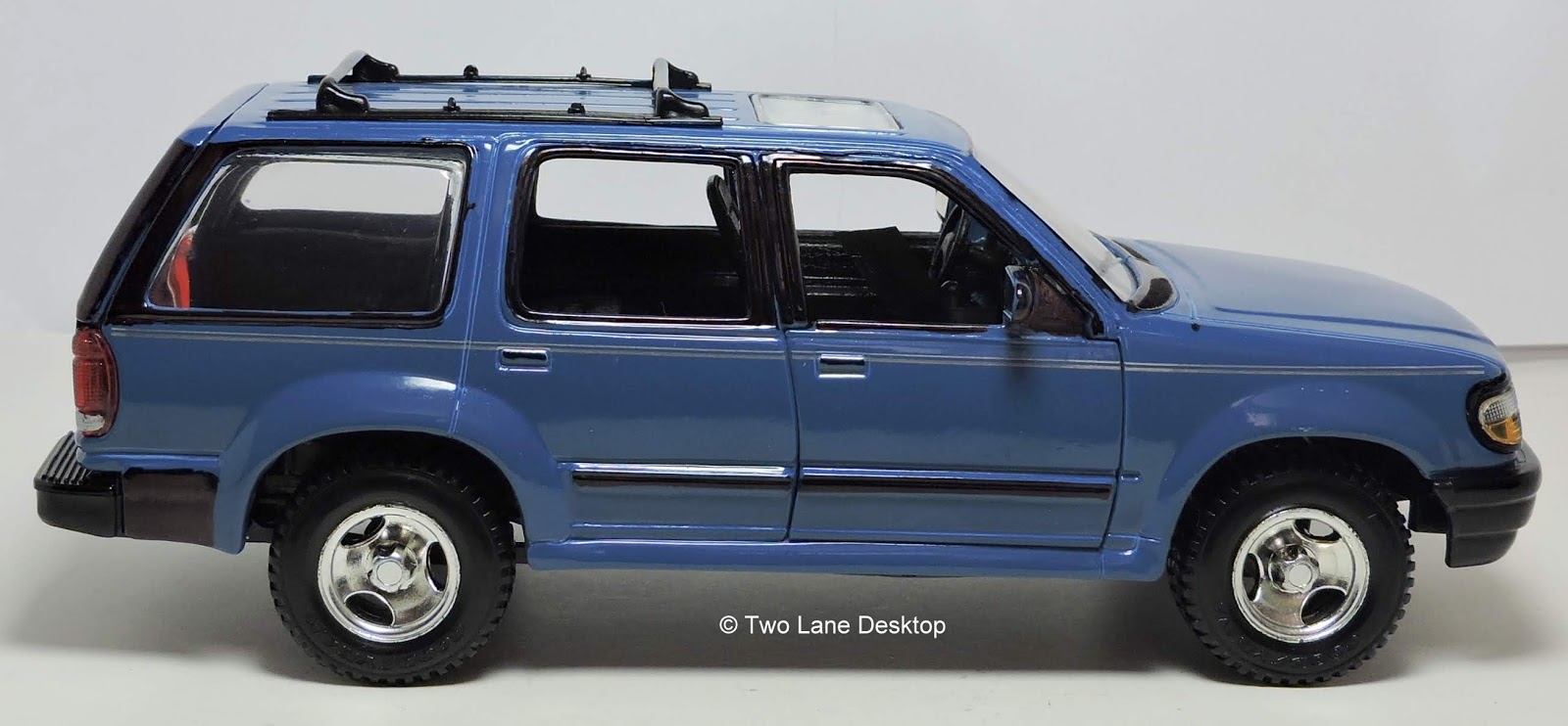 Maisto 1:24 1995 Ford Explorer