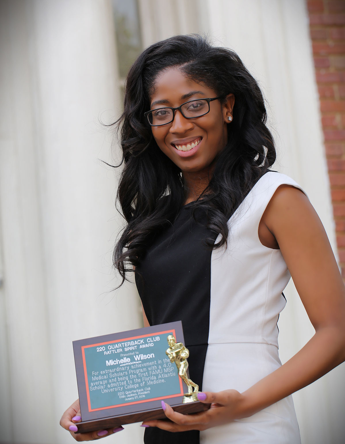 Medical Scholars student receives award from 220 Quarterback Club