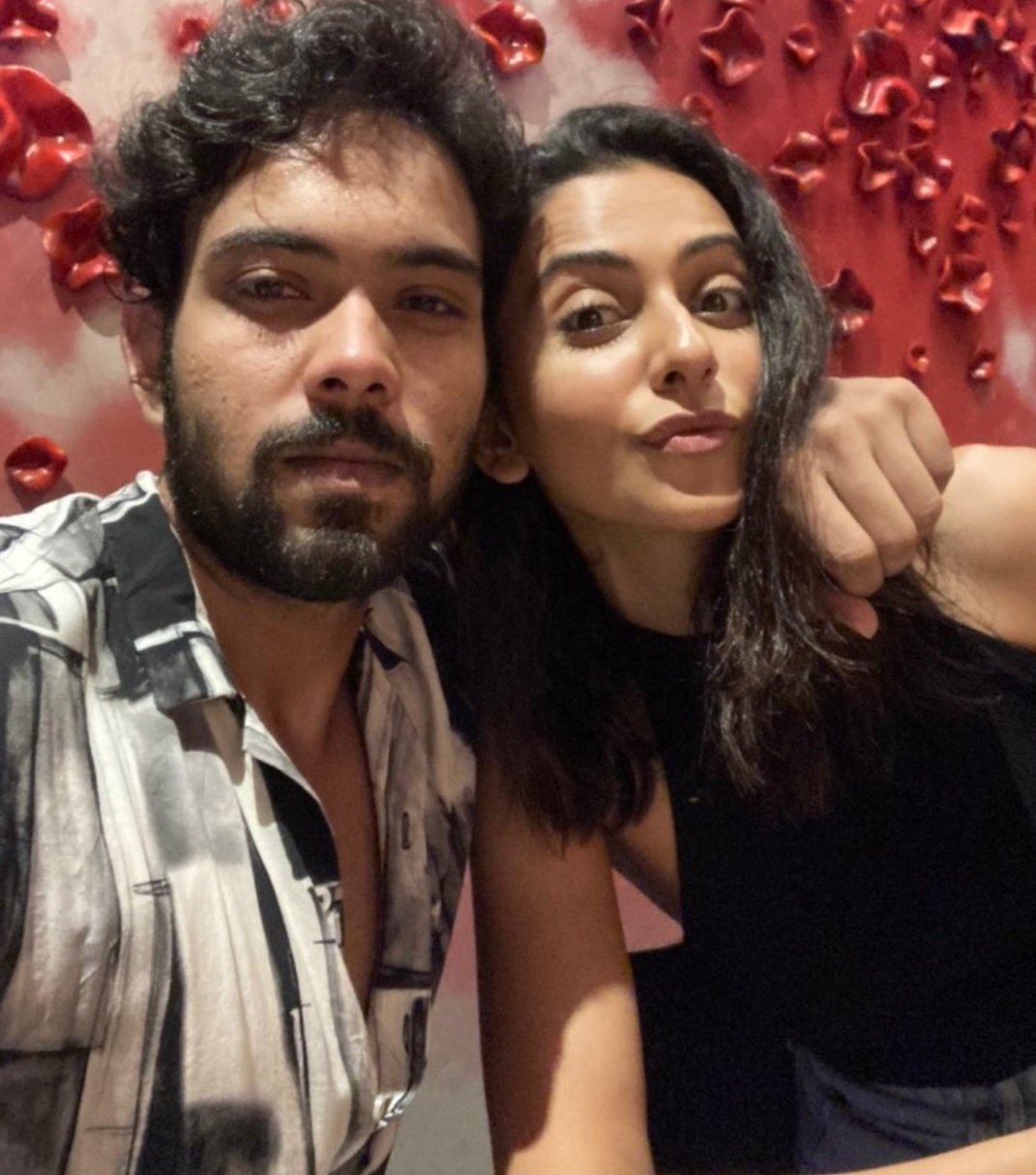 Rakul Preet Singh Lovely Selfie Pose with her Lovely Brother Aman Preet ...