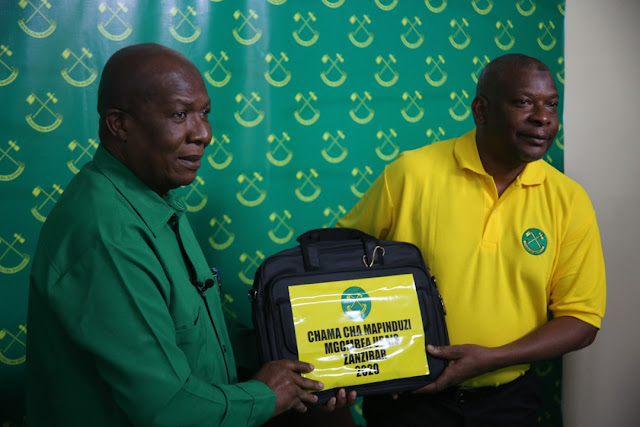 Mhadhiri wa Chuo cha IFM Bakari Rashid Bakari achukua fomu ya kugombea ...