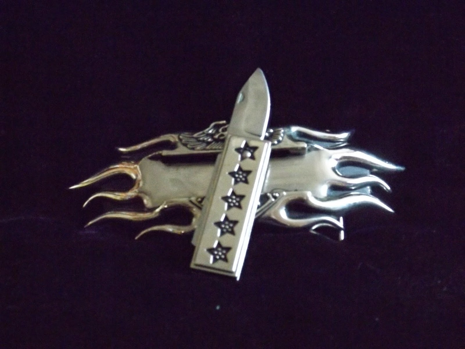 The Gothic Kingdom: Hebilla con Navaja Oculta