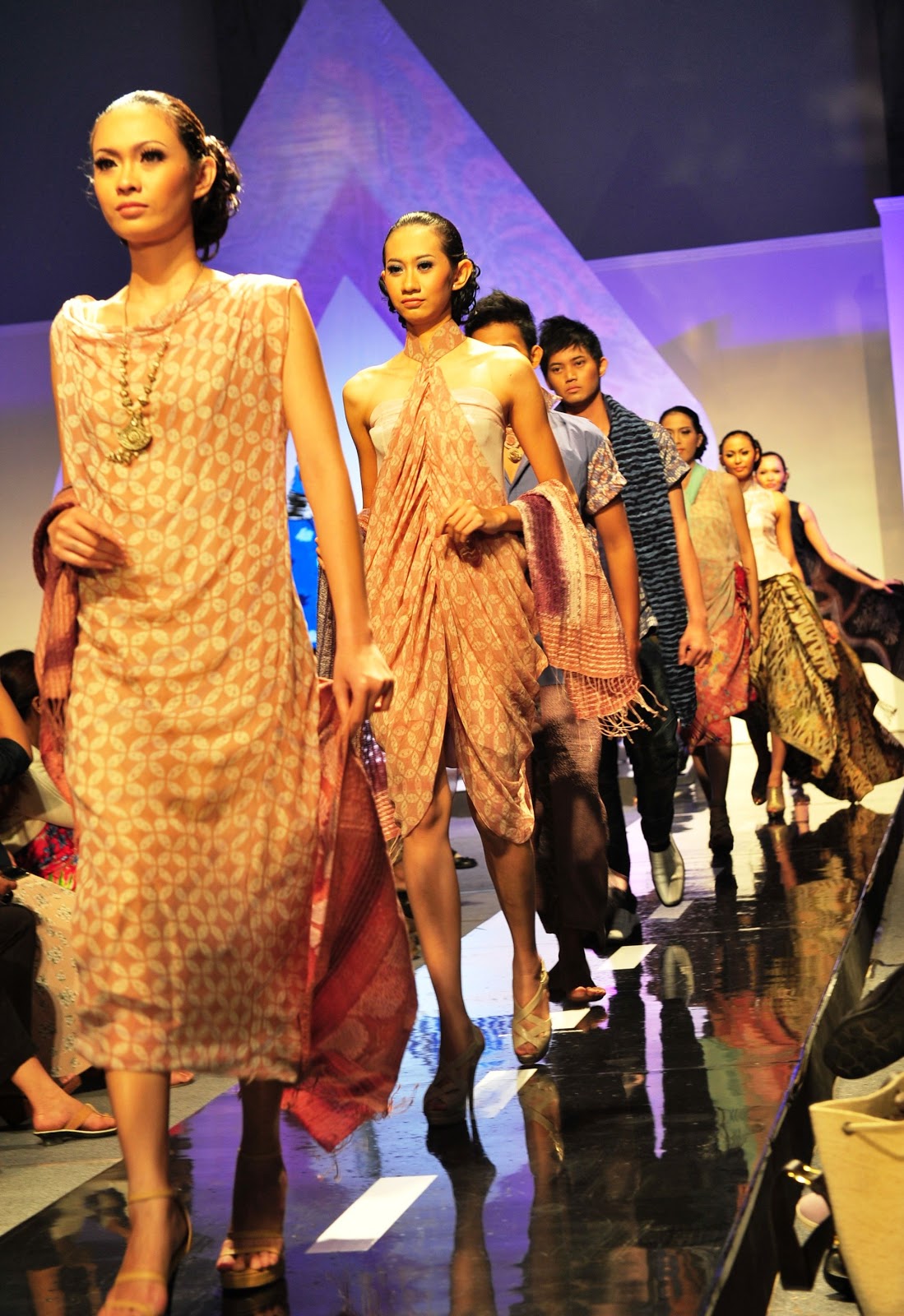 I AM FASHION !!!: JOGJA FASHION WEEK 2011 "IN VINTAGE" #3