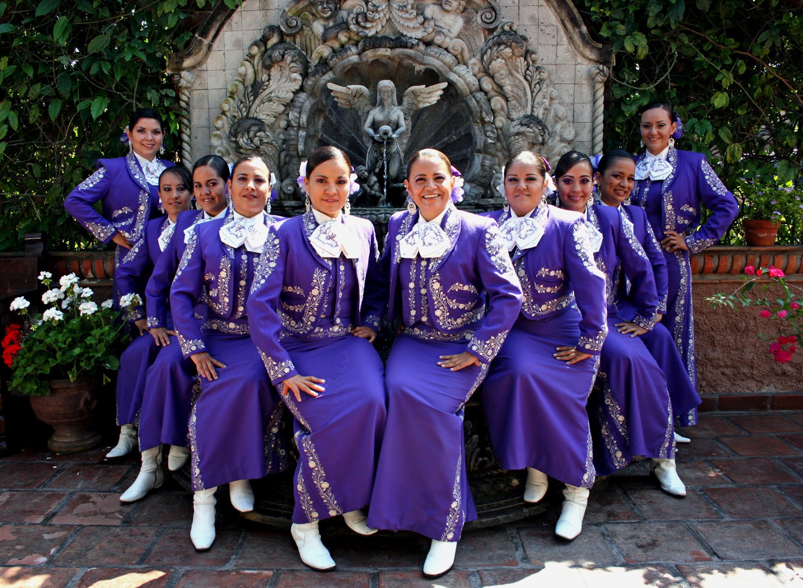 TRAJES DE CHARROS Y MARIACHIS EN ESTADOS UNIDOS BOTINES,MOÑOS,SOMBREROS ...