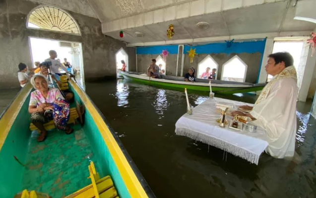 Filipino priest celebrates mass in a flooded chapel in Bulacan - Where ...