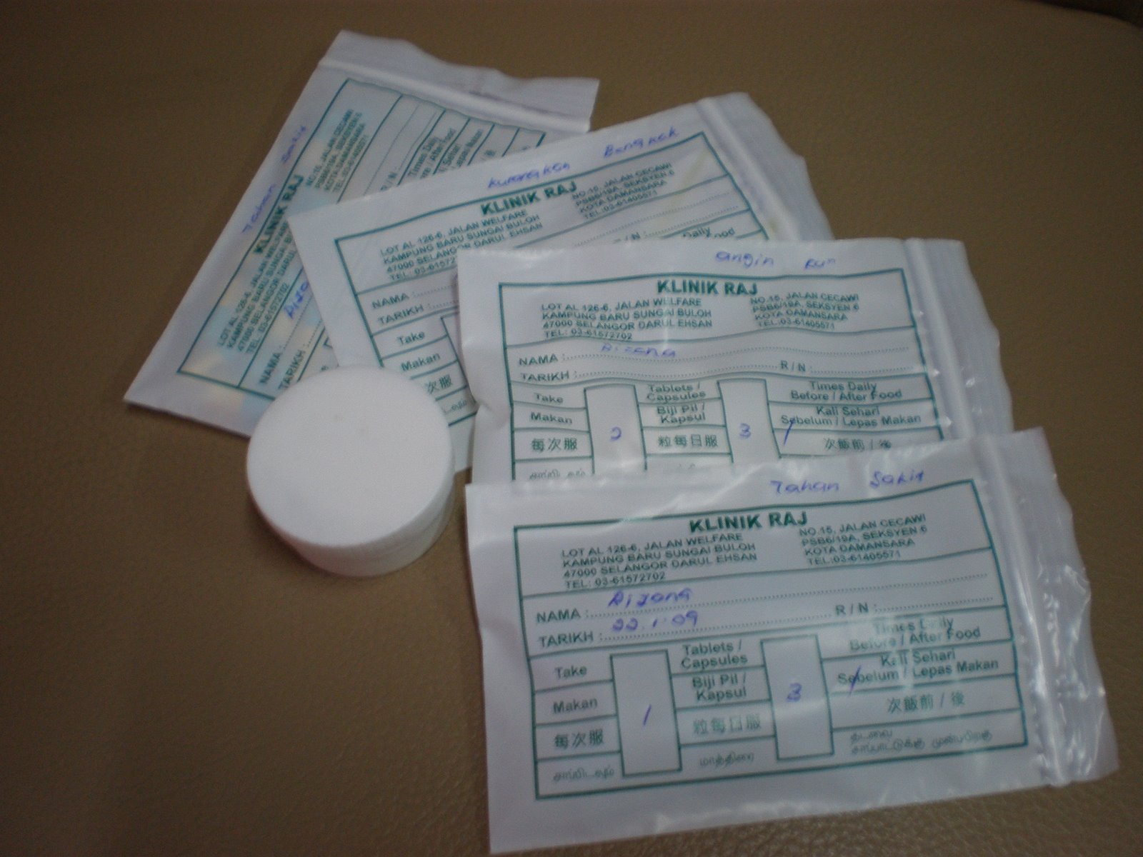 Ubat-ubat dalam bentuk tablet, kapsul, sirap dan krim luaran dibungkus ...