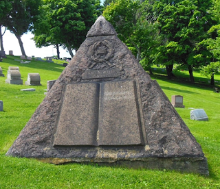 Pirâmide sobre o túmulo de Russell removida de cemitério nos Estados Unidos