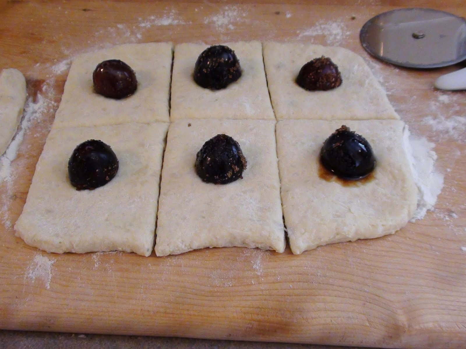 zsuzsa is in the kitchen: PLUM DUMPLINGS - SZILVÁS GOMBÓC