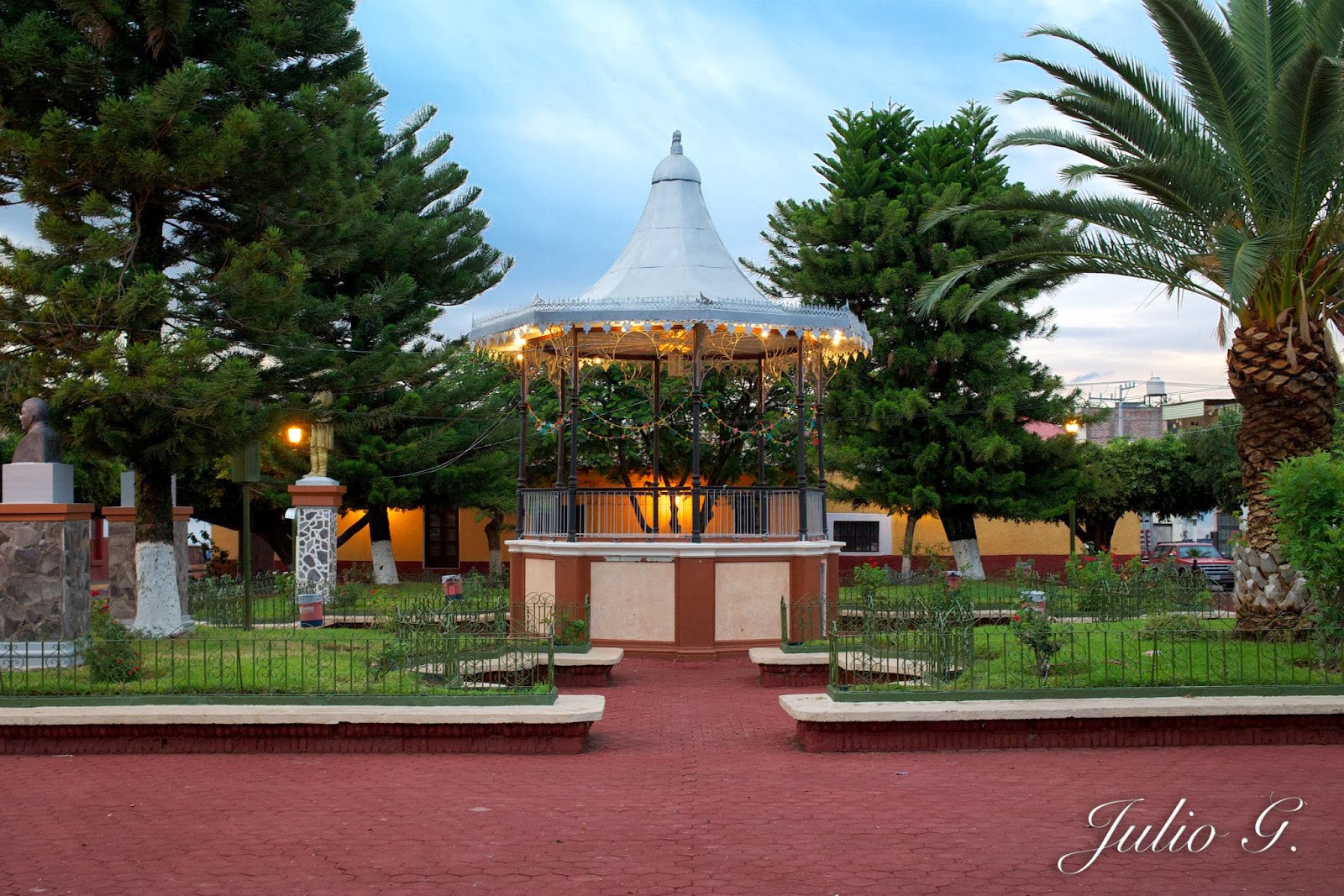 Jaime Ramos Méndez: Kiosco en la plaza principal de Ario de Rayón ...