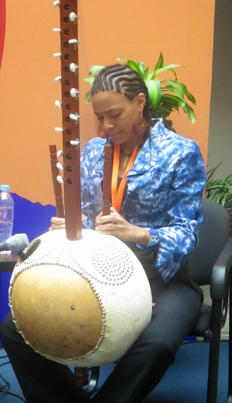 MEXIGUANA: Cervantino 2014: Kora player Sona Jobarteh at the Alhondiga