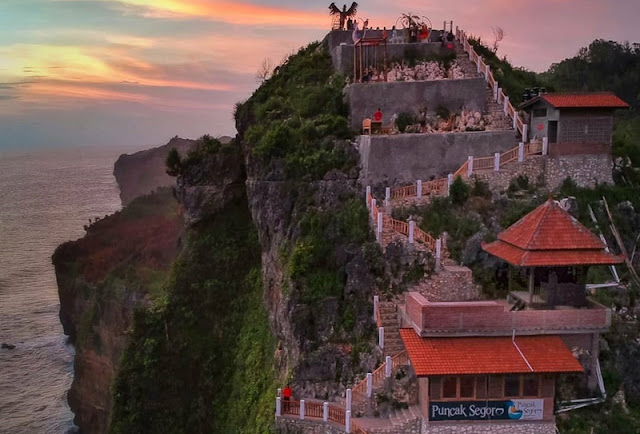 Menikmati Panorama Alam Laut dari Atas Puncak Segoro, Gunungkidul ...