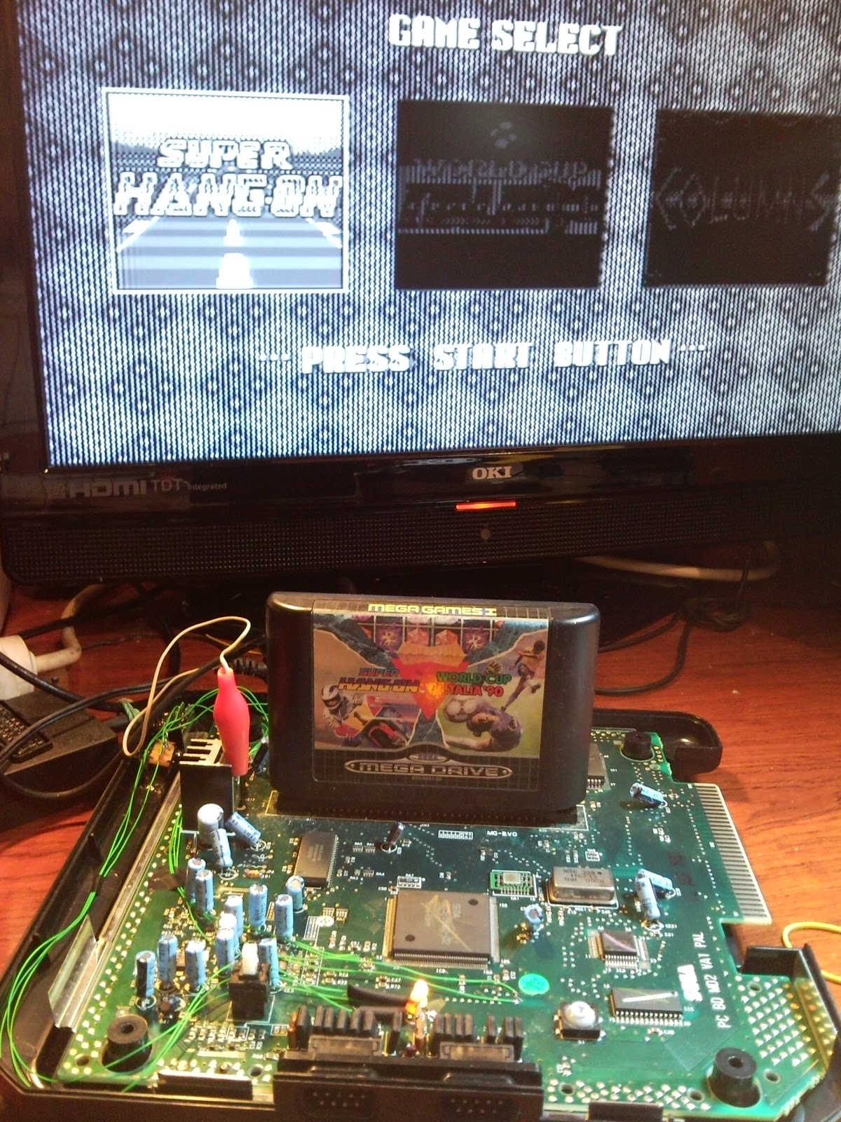 old8bits: MOD de una MegaDrive II, 50/60Hz con Led bicolor