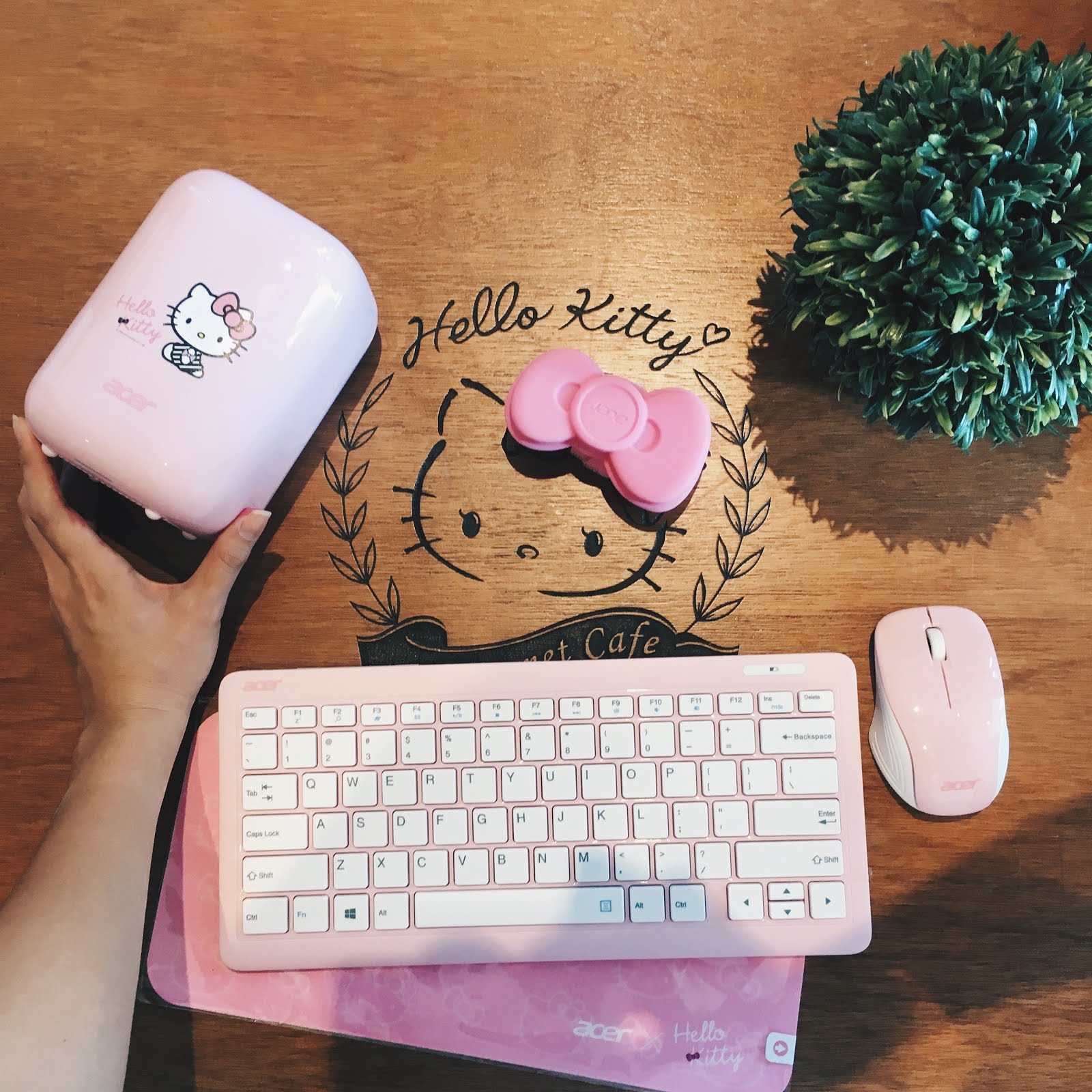 Kittie Yiyi: Acer Revo One Hello Kitty Edition