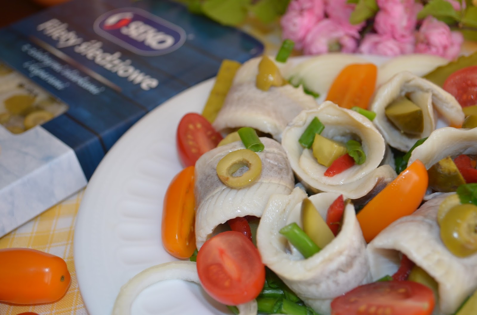 Aga w kuchni i nie tylko...: Rolmopsy śledziowe z ogórkiem i papryką