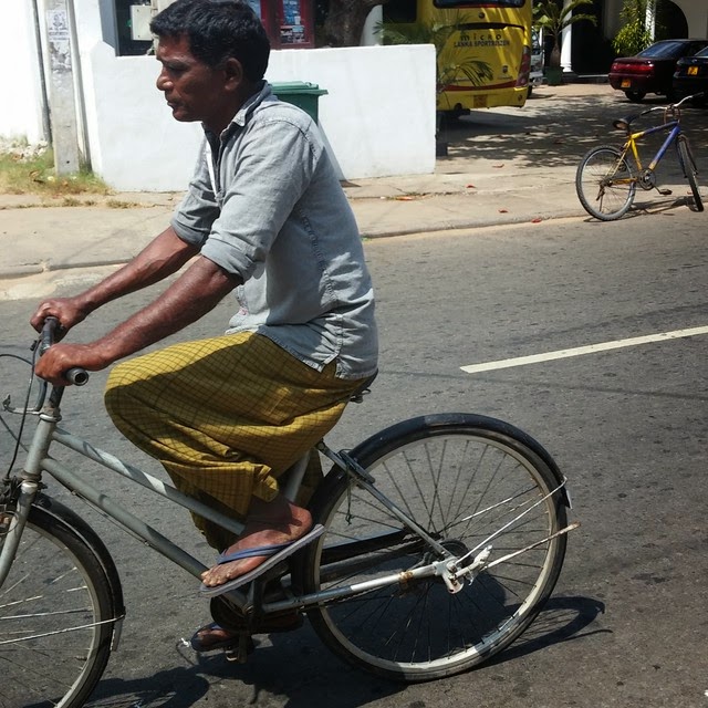 Bike Belle: Jak jeździć na rowerze w sarongu?