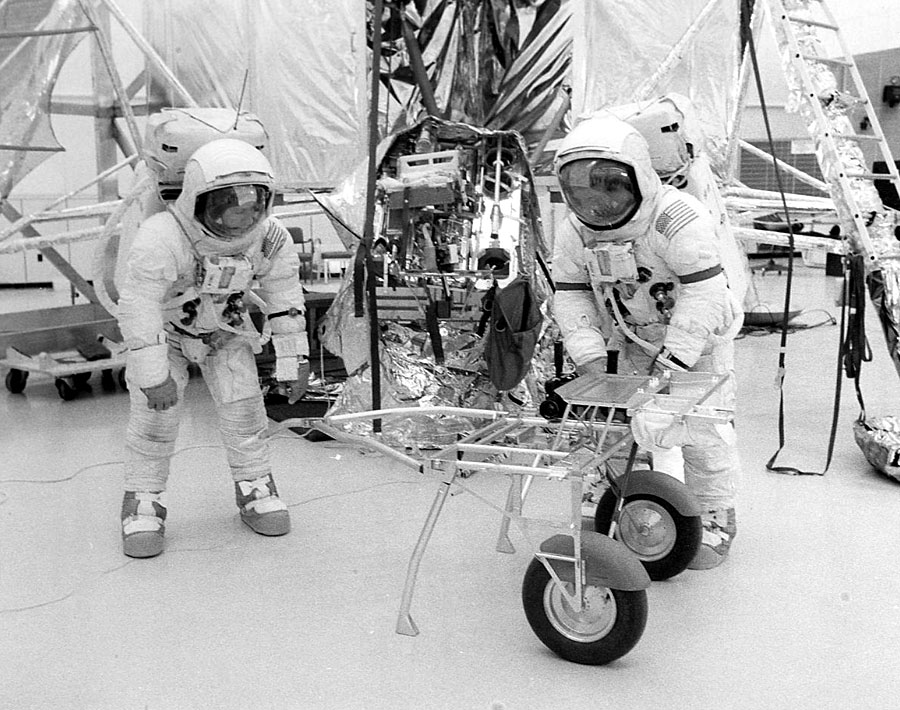Apollo 14 Timeline: 1970/08: Prosegue la preparazione dei tre uomini di ...