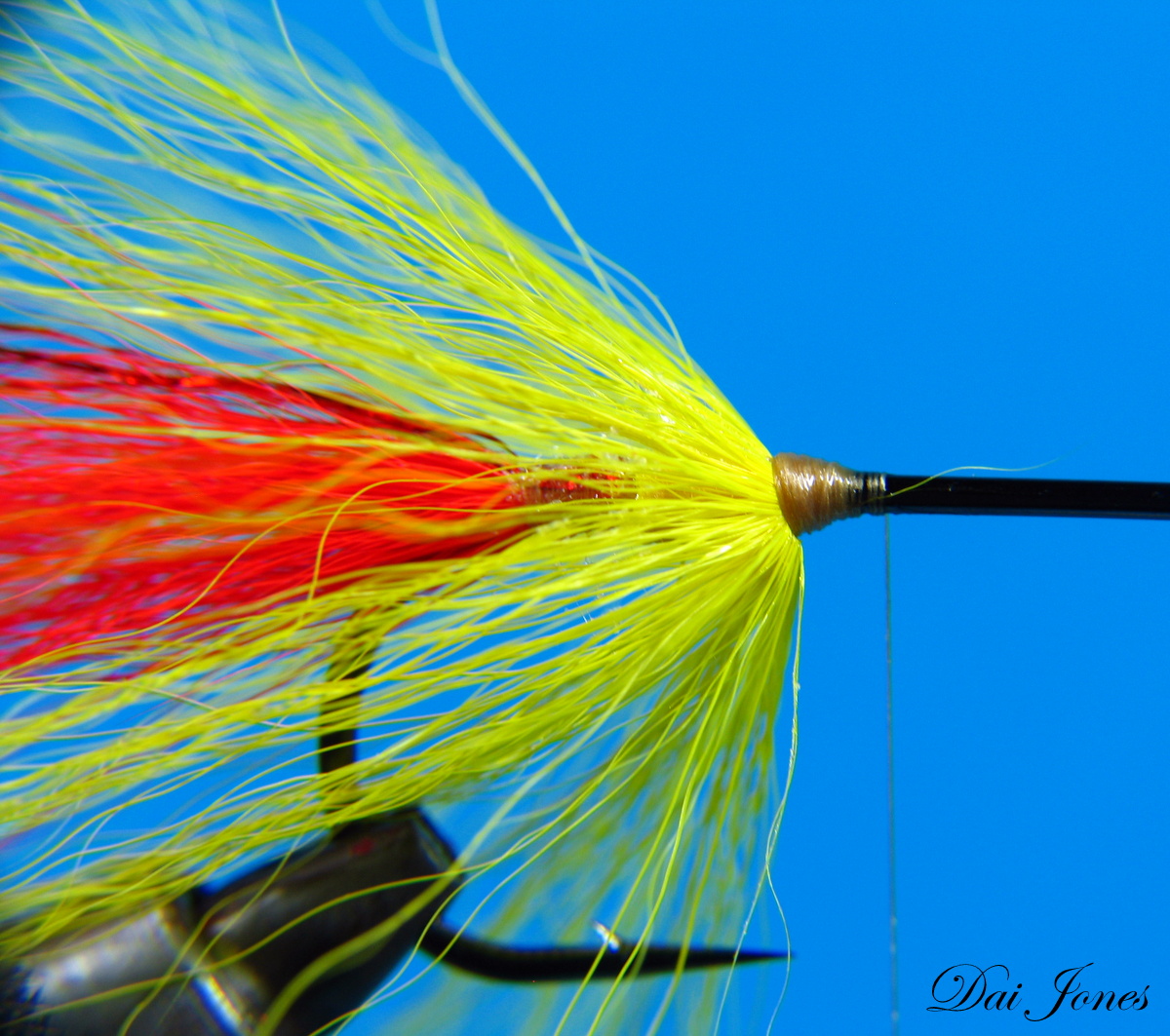Flies step by step: Pike bucktail, hollow bait pattern.