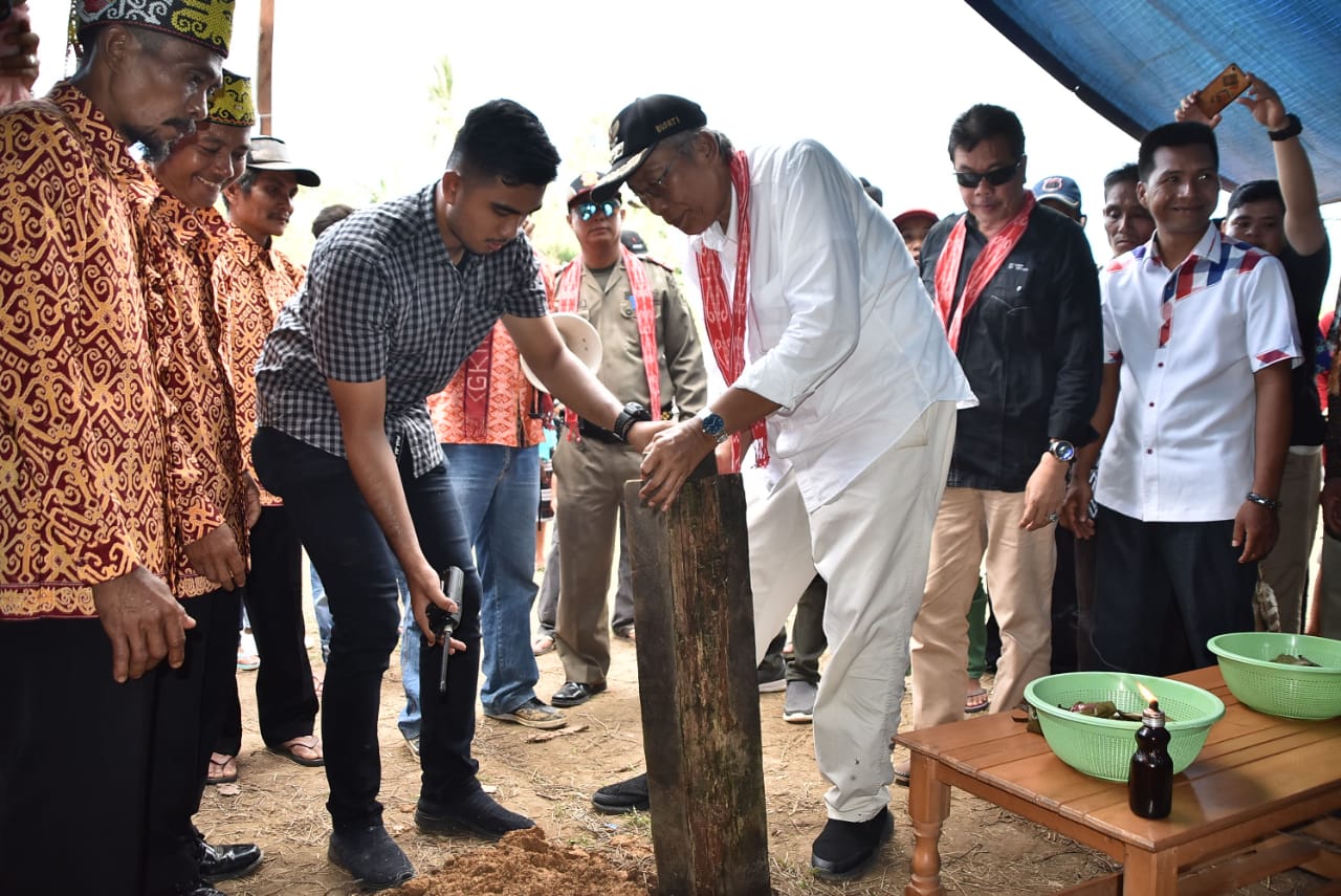 Buka Gawai Sub Suku Dayak Undau, Jarot Tancapkan Tiang Pembangunan ... Buka Gawai Sub Suku Dayak Undau, Jarot Tancapkan Tiang Pembangunan ...