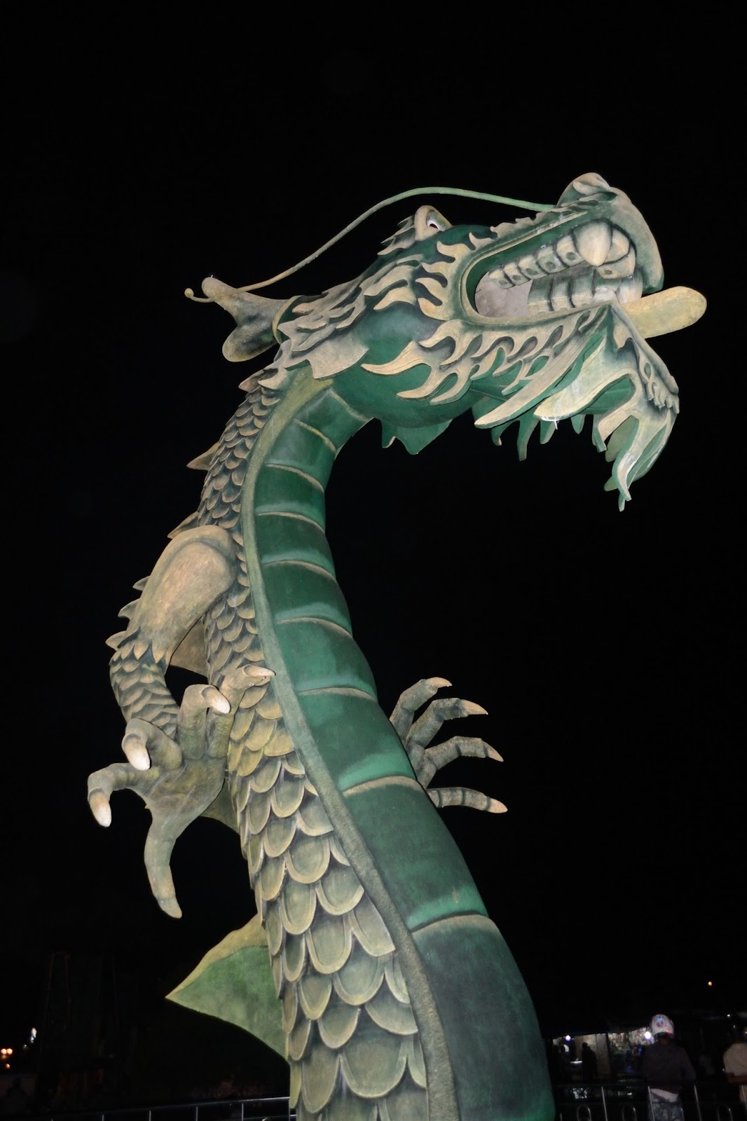 Suprayoga's Journal: Daya Tarik Patung Naga di Pantai Kamali, Pulau Buton