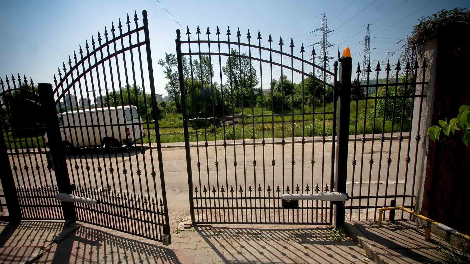 Sfaturi utile despre porti metalice rezidentiale. O poarta metalica ...