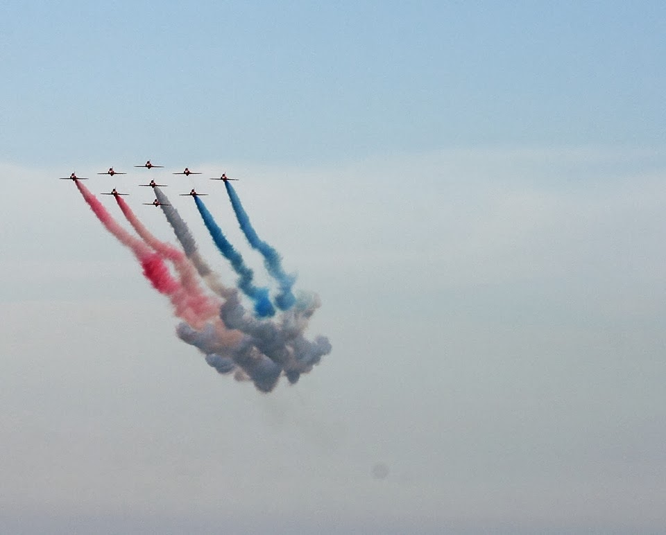 Ladies who do lunch in Kuwait: The AMAZING Red Arrows Aerobatic Display ...
