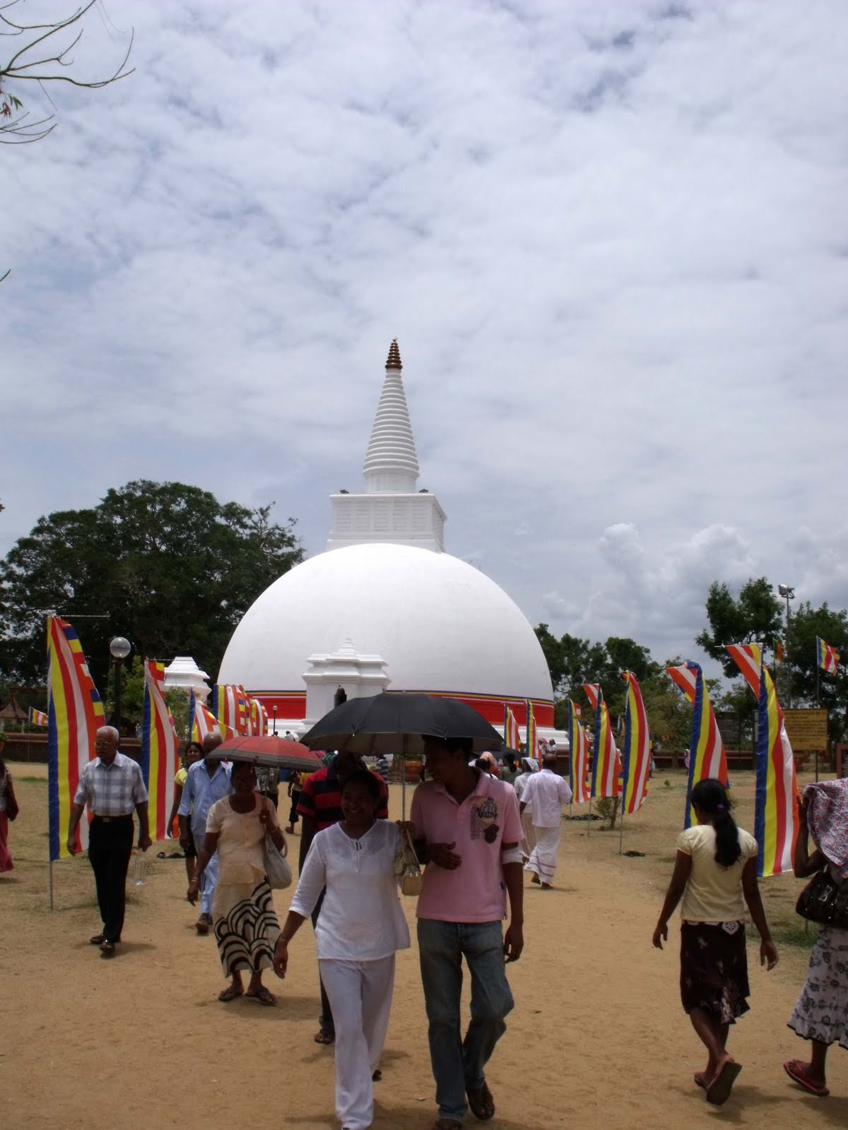 philipveerasingam: Pilgrims at Somawathy Chaithya, Sri Lanka..