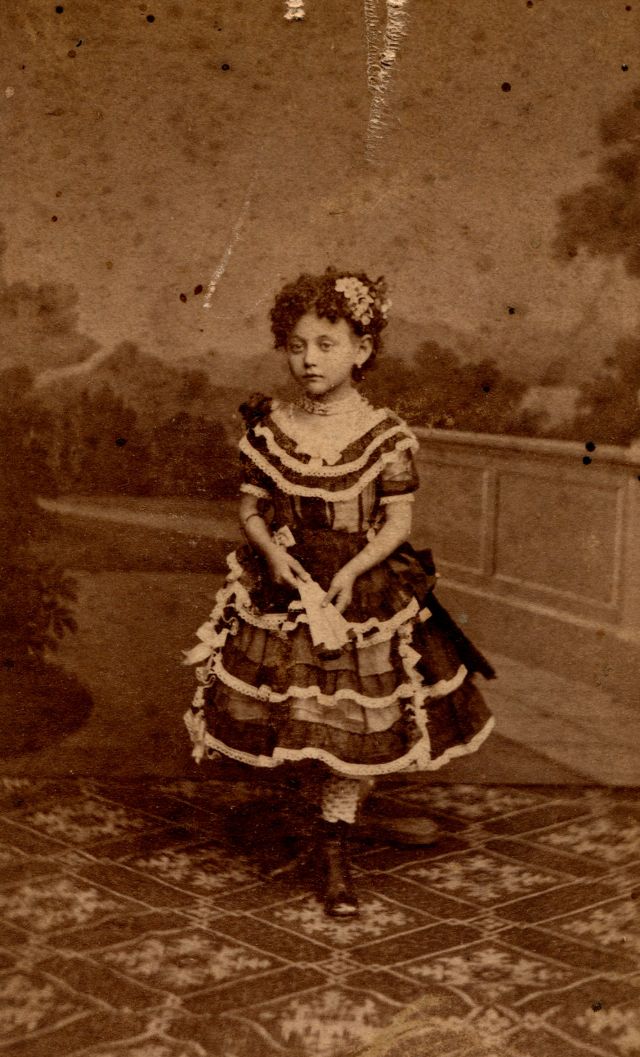 45 Amazing Photos Capture Victorian People Posing With Painted ...