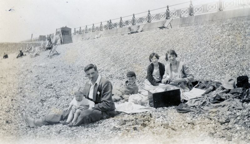 40 Found Photos Capture People At the Seaside in the 1920s and ’30s ...