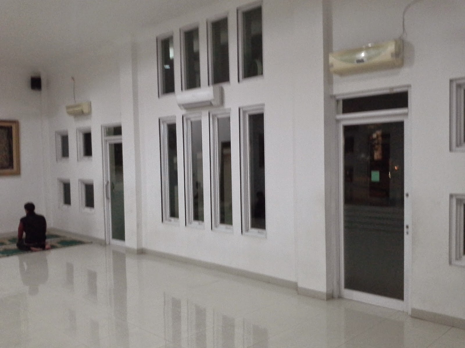 Shalat Di Mana ?: Fenomena AC Masjid