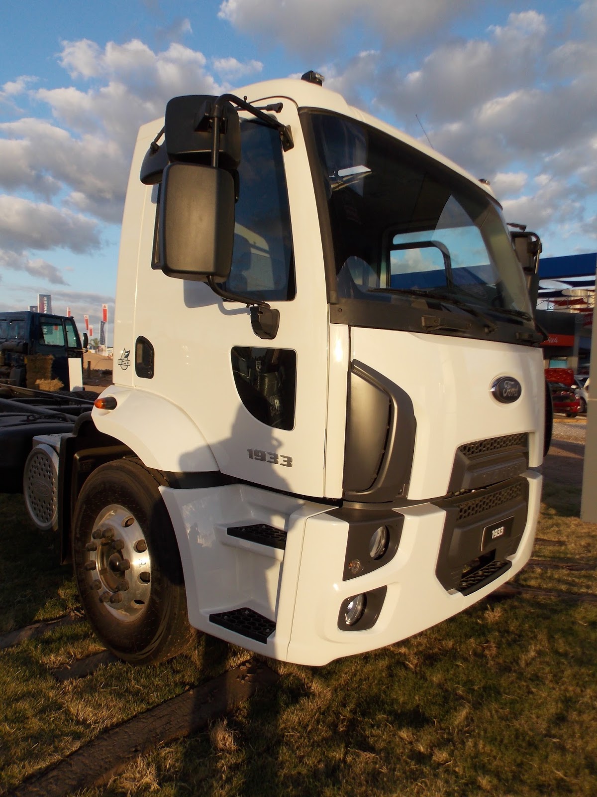 DIECIOCHO RUEDAS: FORD PRESENTA LÍNEA CARGO 2016, CON TRANSMISIÓN ...