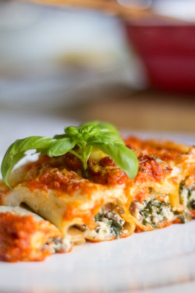 Spinati-ricotta cannellonid natukese lihaga