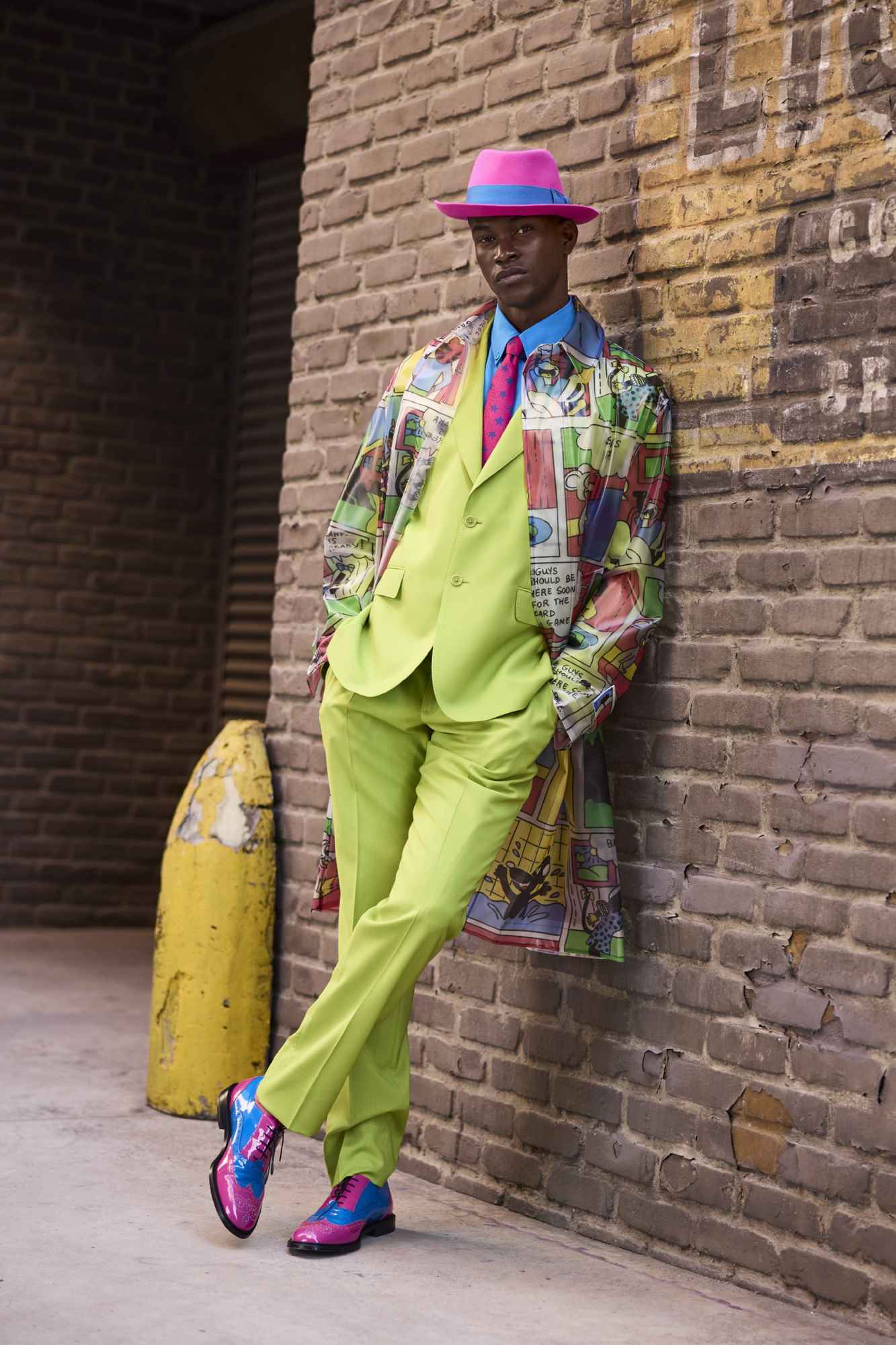 Moschino dota de color al neo-dandy contemporáneo para su colección ...