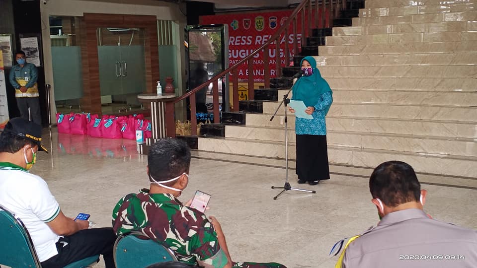 Gandeng Seluruh Lapisan Masyarakat, TP-PKK Bagikan 20 Ribu Masker ...