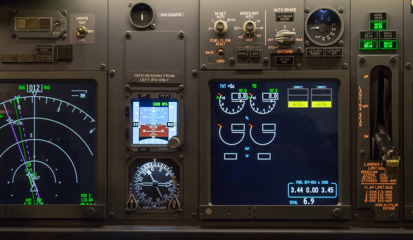 Boeing 737.800 simulator: RMI and ISFD unit installed