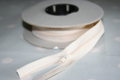 redneedle sewing: Tuesday tutorial - Hands up who loves zips!!!!!