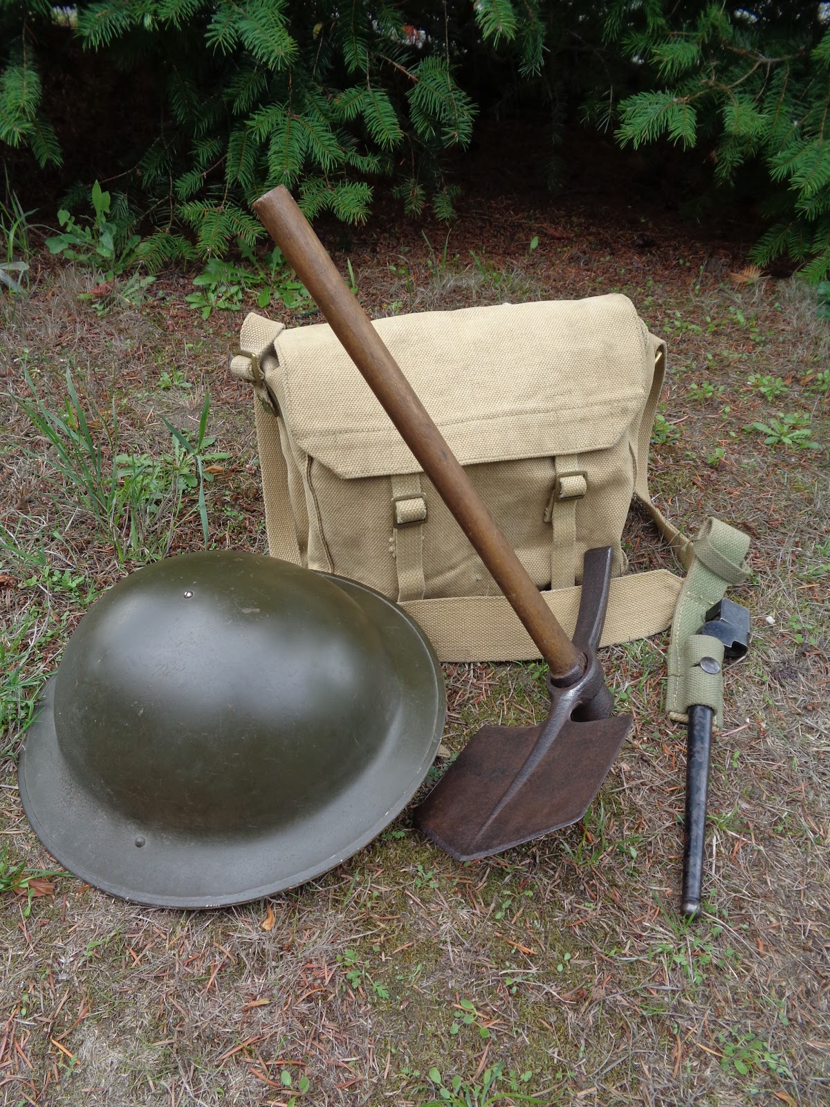Four Bees: British Entrenching Tool, WW2, "Implement Entrenching ...